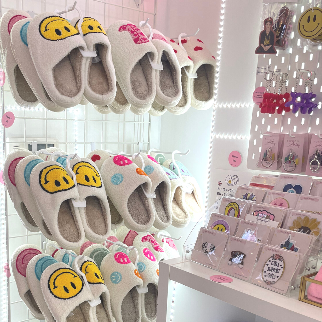 Classic Yellow Smiley Face Slippers | Comfy Shoes – Fusion Artsy